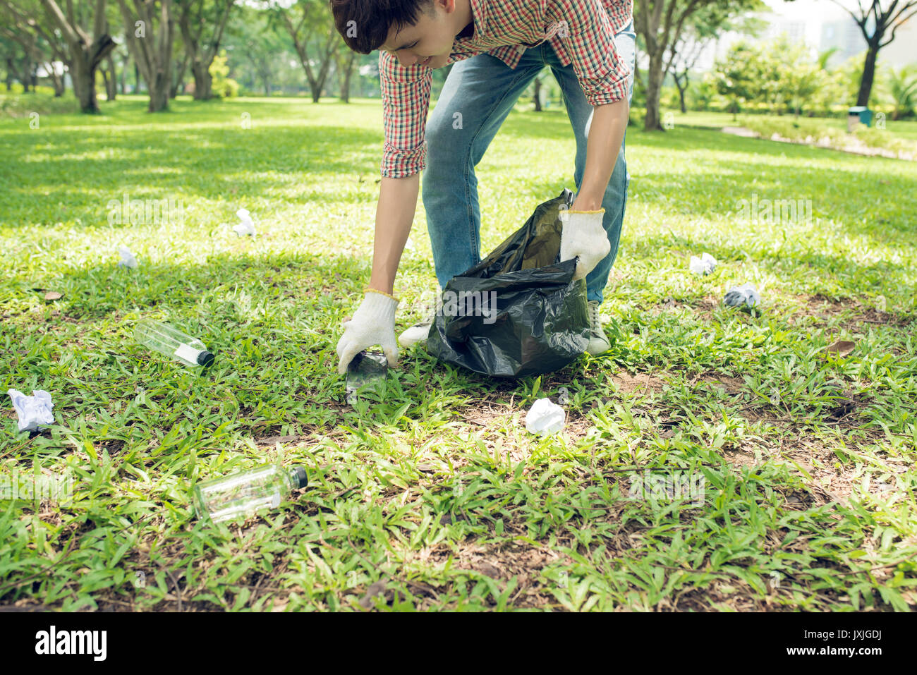 People picking up garbage in park hi-res stock photography and images ...