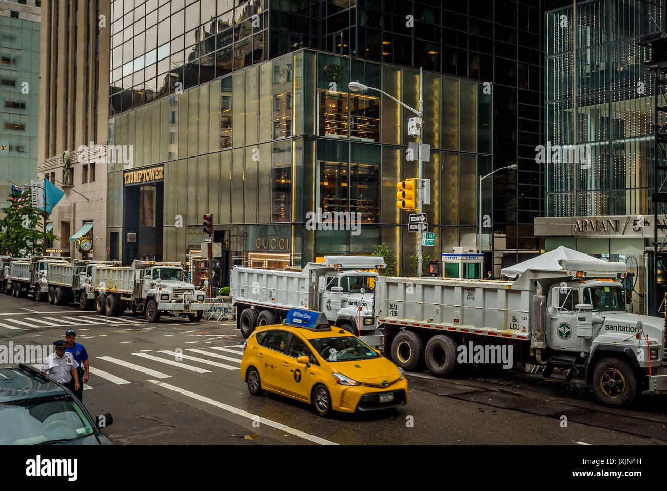 Nyc garbage trucks hi-res stock photography and images - Alamy