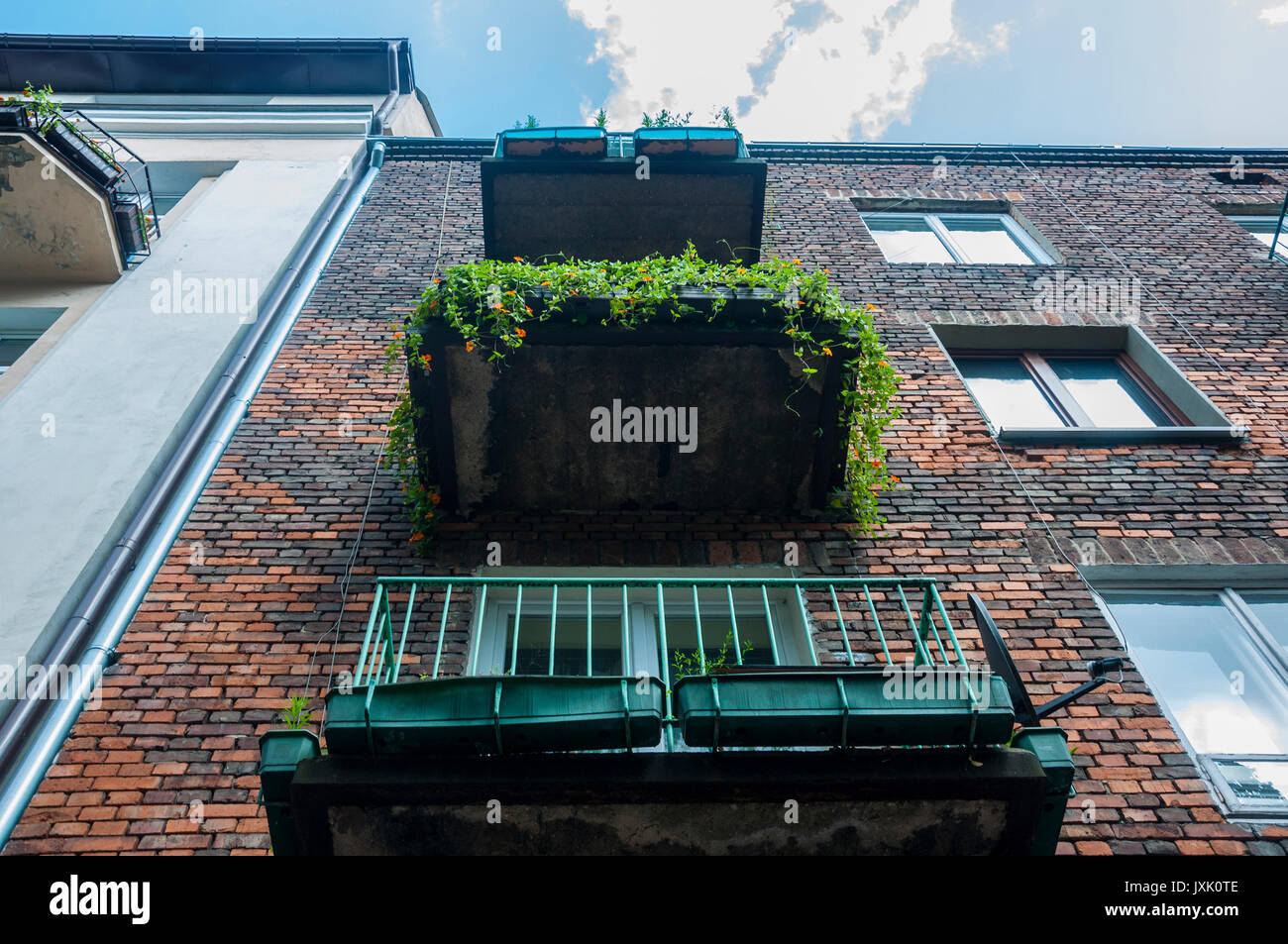 Downside view hi-res stock photography and images - Alamy