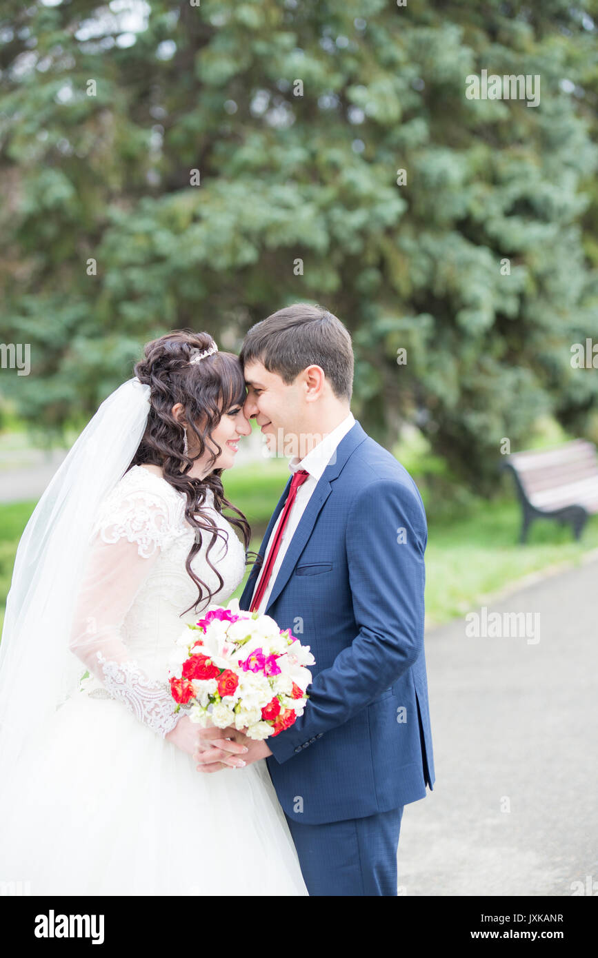 Beautiful married couple in the wedding day Stock Photo - Alamy