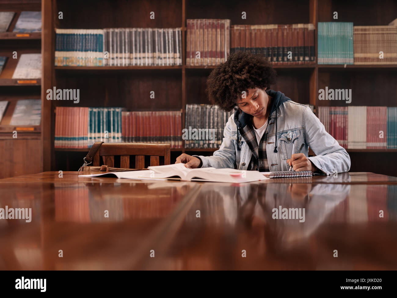 College student writing hi-res stock photography and images - Alamy