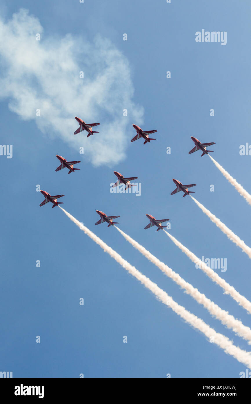 Red Arrows Formation Fly Past - Chatsworth, Derbyshire Stock Photo - Alamy