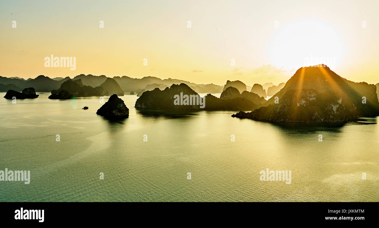 beautiful green limestone mountains in halon bay vietnam asia Stock ...