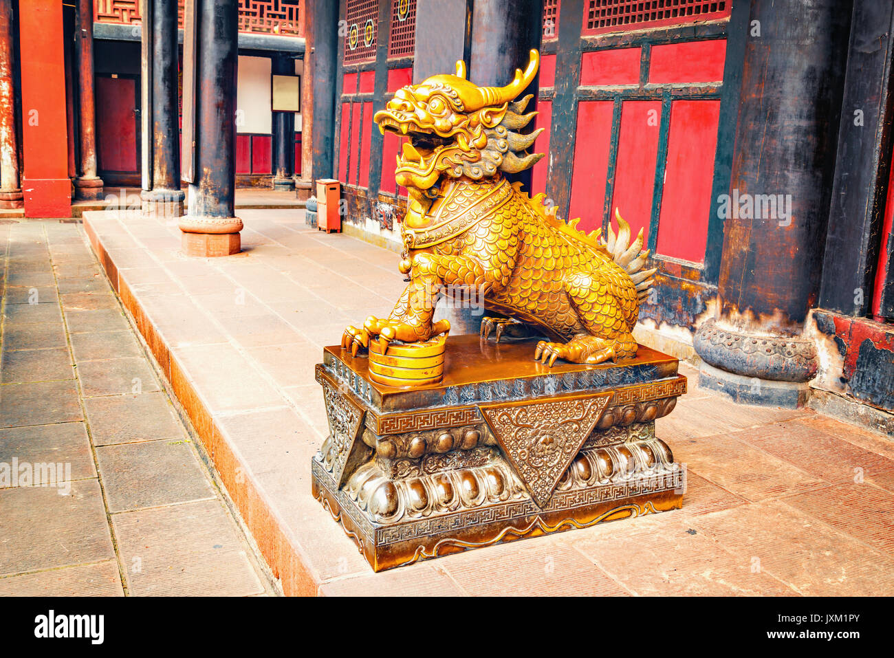 Dragon statue monastery china hi-res stock photography and images - Alamy