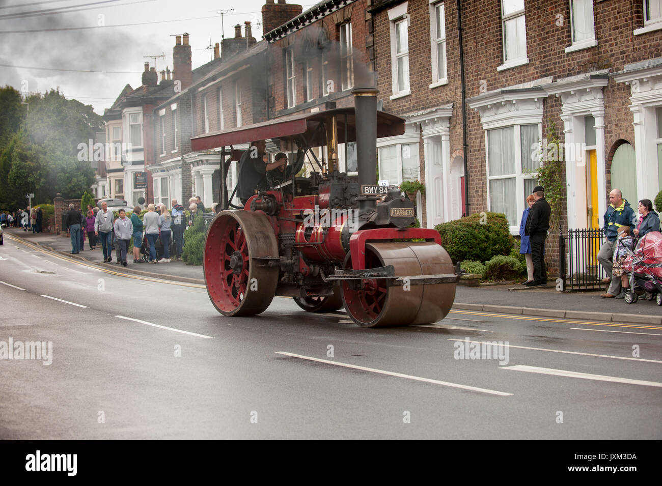 Steam roller traction engine driving to Vintage Steam Rally through ...
