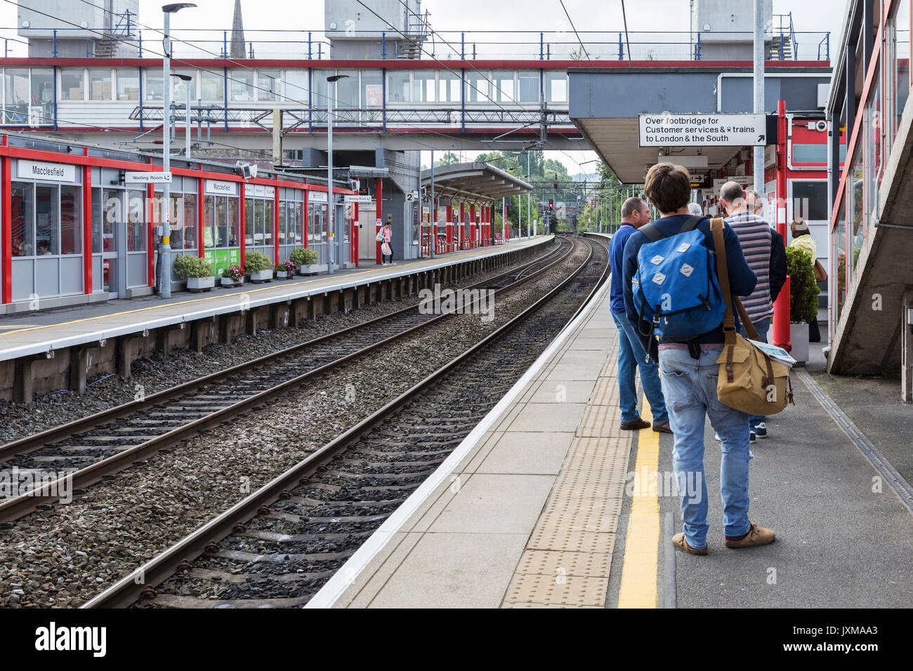 Macclesfield train station train hi-res stock photography and images ...