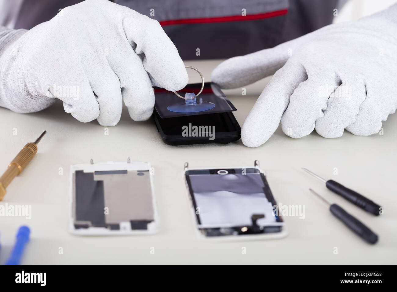 Dismantle mobile phone hi-res stock photography and images - Alamy