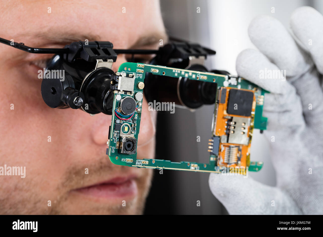 Close-up Of Male Technician Fixing Damaged Mobile Phone Stock Photo - Alamy