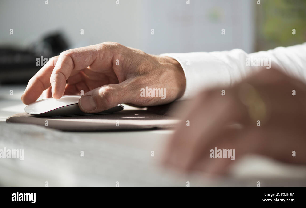 Using the mouse hi-res stock photography and images - Alamy