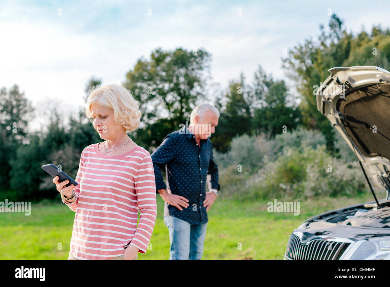 Mature woman car breakdown hi-res stock photography and images - Alamy