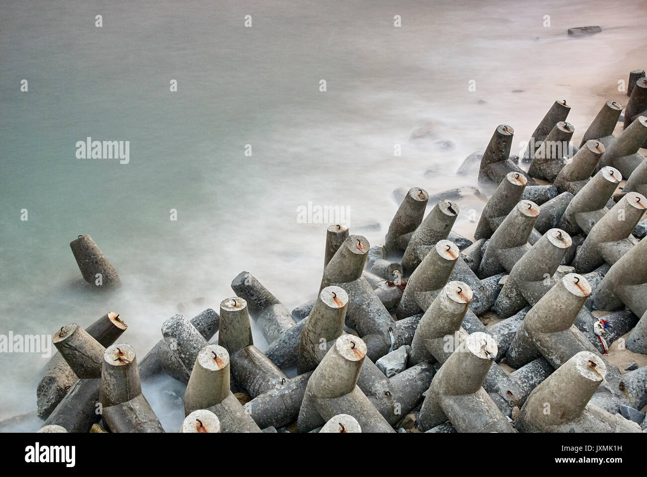 Concrete sea defence hi-res stock photography and images - Alamy