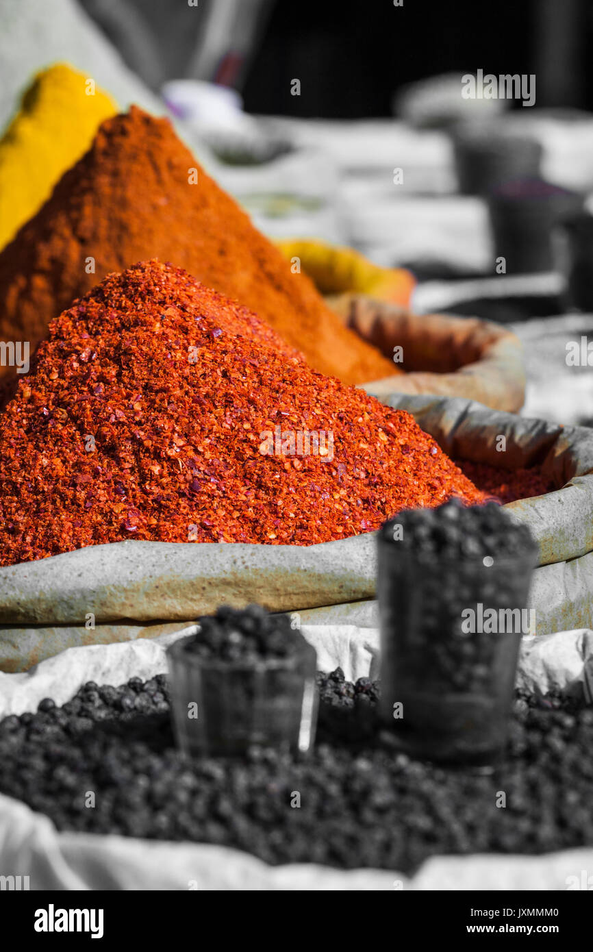 India spices at the local market at Delhi Stock Photo - Alamy