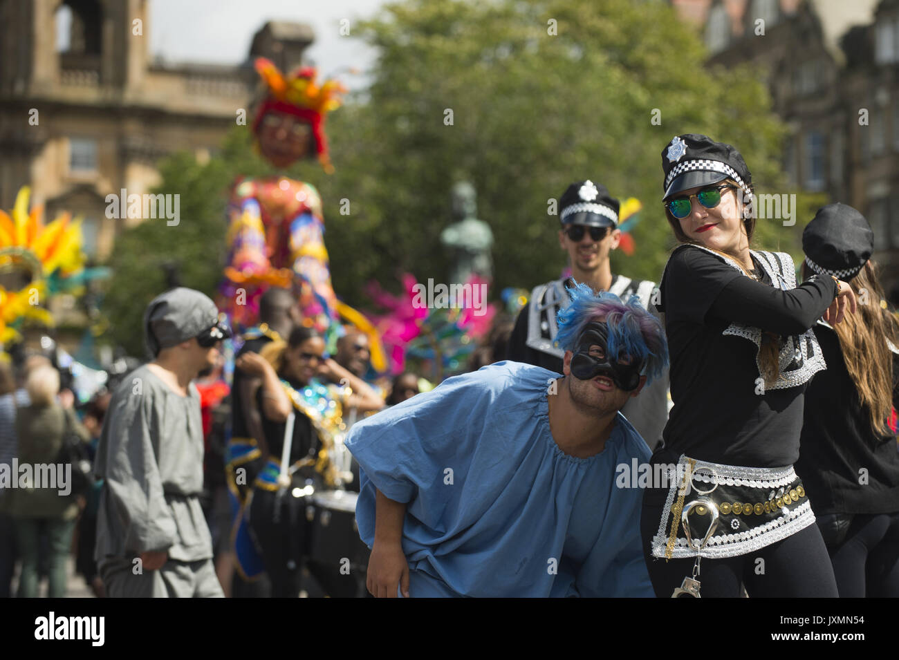 Edinburgh Festival Carnival takes to the streets led by Barefeet ...
