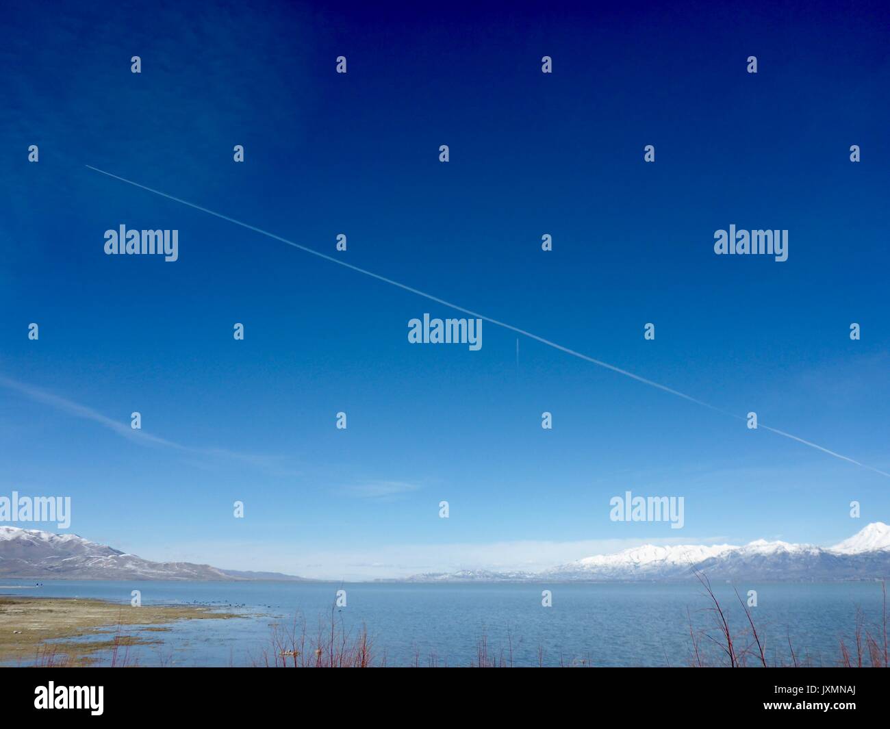 Big blue lake hi-res stock photography and images - Alamy