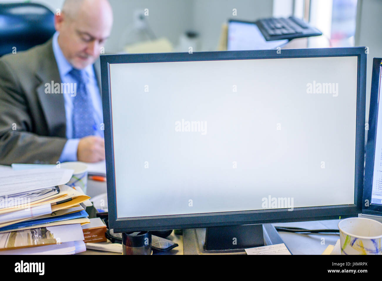 Man desk computer working suit hi-res stock photography and images - Alamy