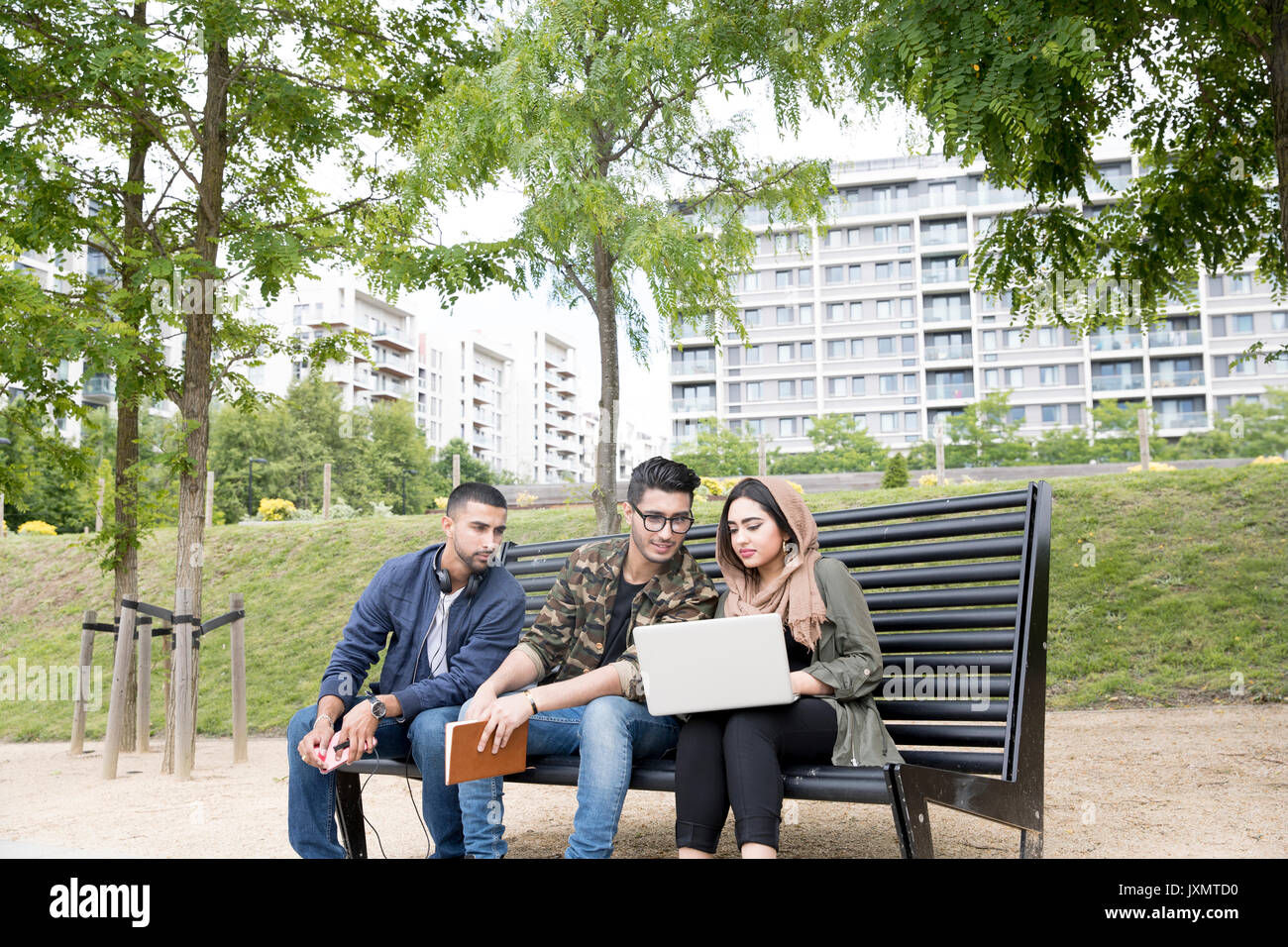 People sitting on park bench hi-res stock photography and images - Alamy