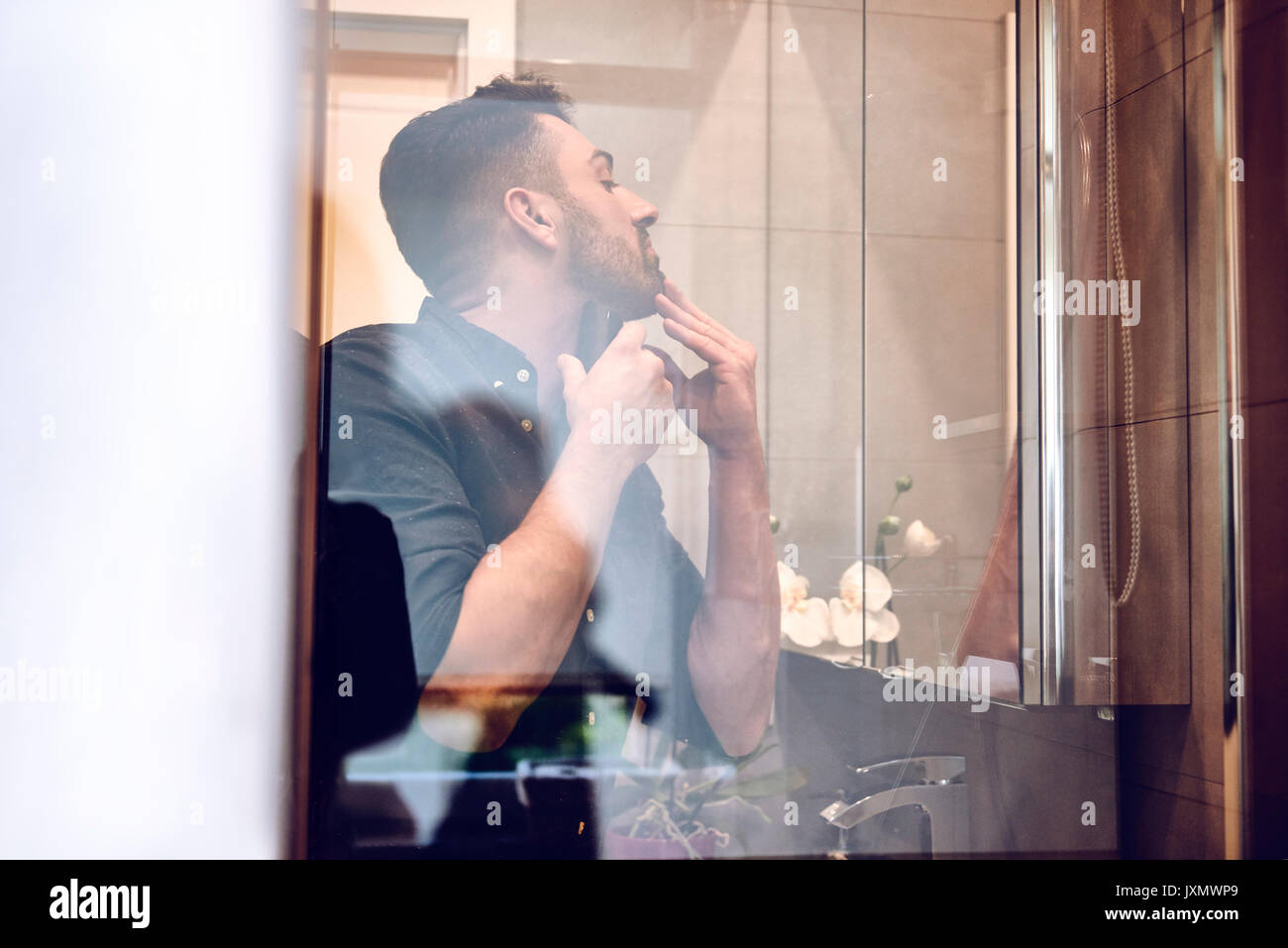 View through glass of man shaving Stock Photo - Alamy