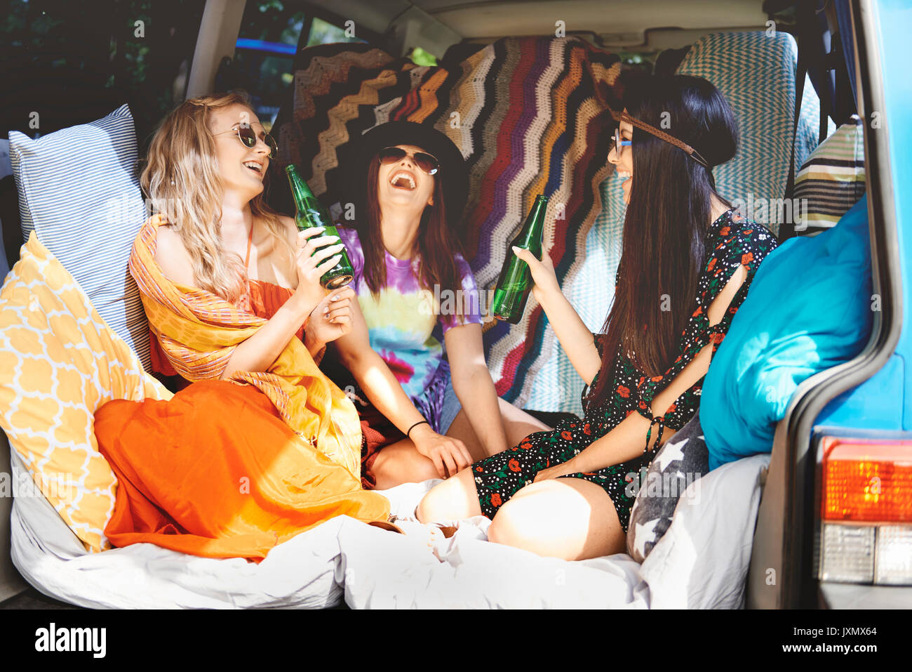 Retro women laughing hi-res stock photography and images - Alamy