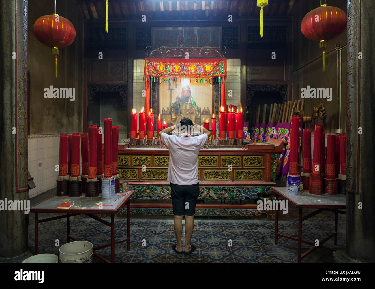 Prayer worship chinese malaysia temple hi-res stock photography and ...
