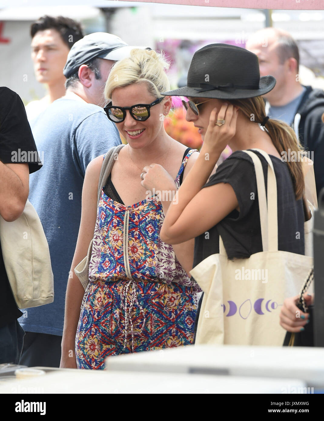 Elizabeth Banks wears a colorful print jumper and meets friends at the ...
