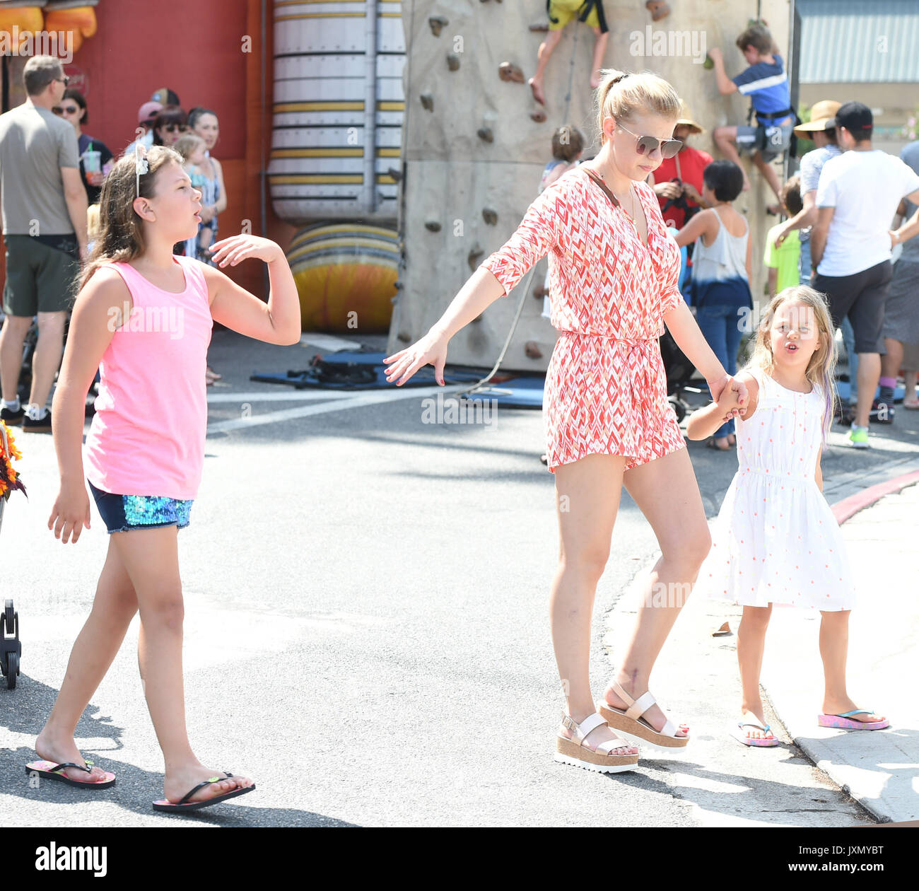 Jodie Sweetin taking her daughters, Zoie and Beatrix, to the Farmers ...