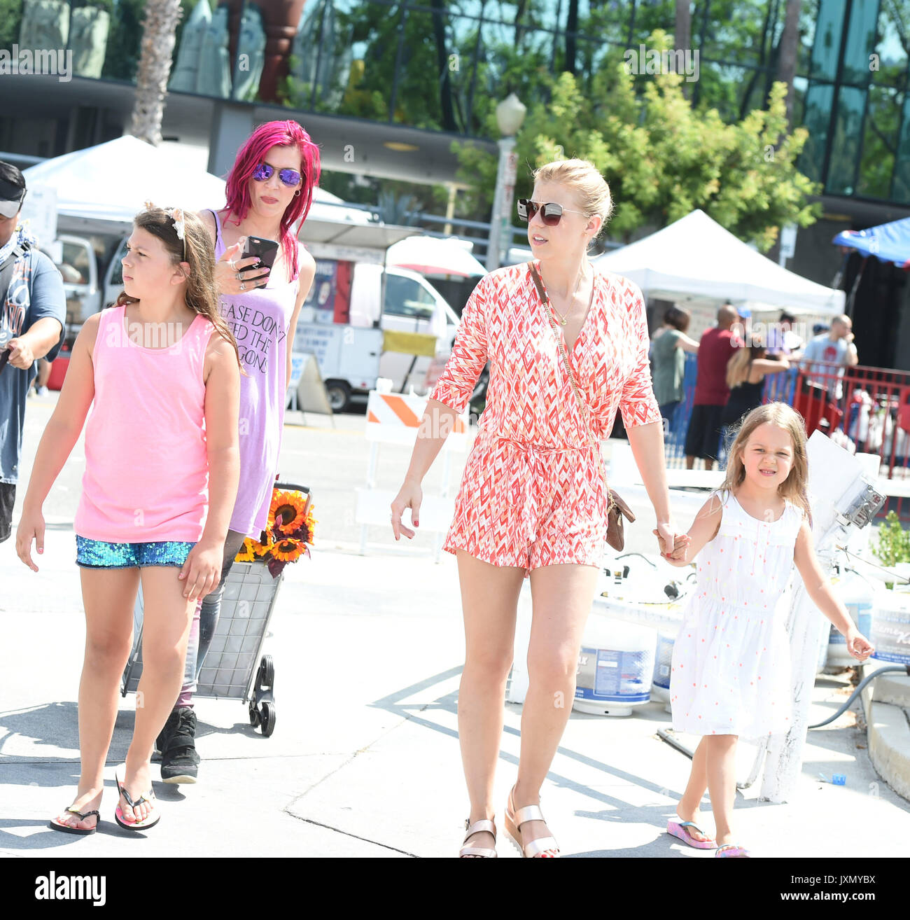 Jodie Sweetin taking her daughters, Zoie and Beatrix, to the Farmers ...