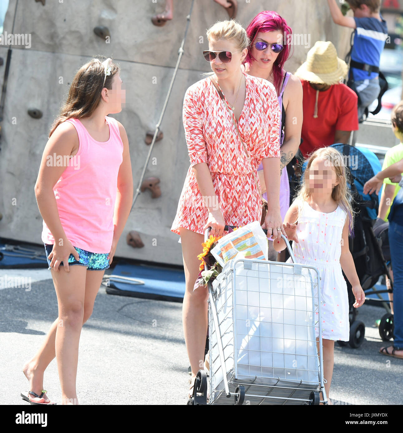 Jodie Sweetin taking her daughters, Zoie and Beatrix, to the Farmers ...
