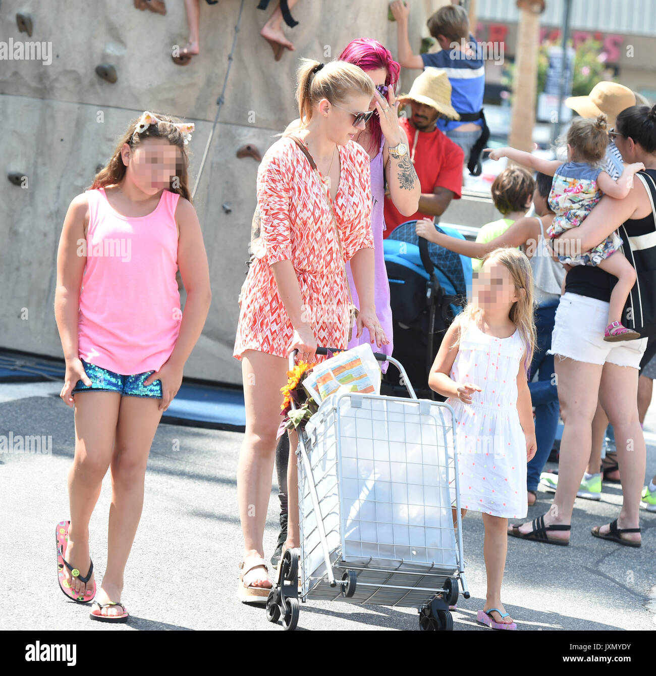 Jodie Sweetin taking her daughters, Zoie and Beatrix, to the Farmers ...
