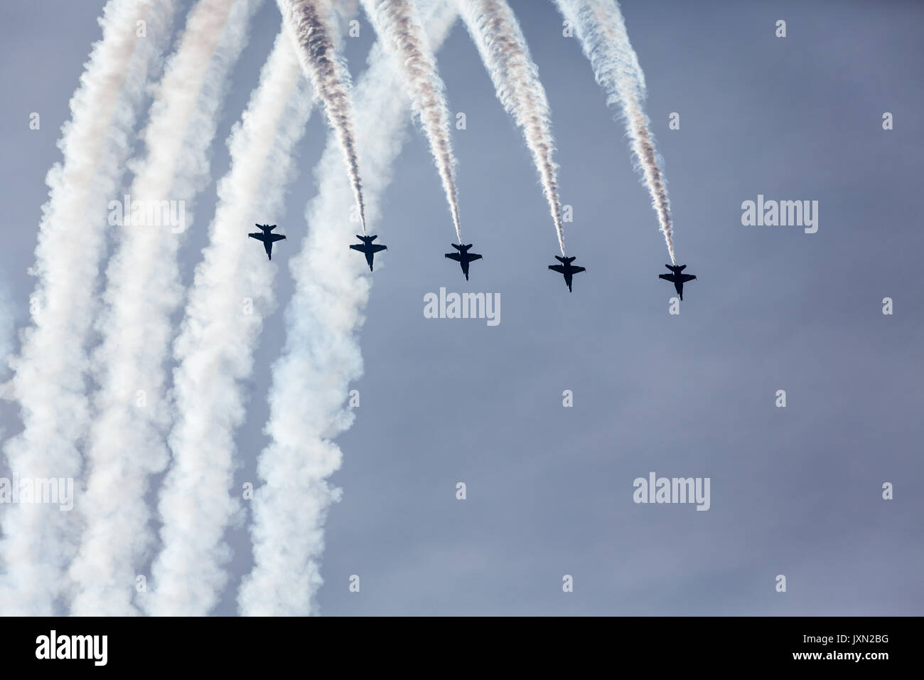 Dive stunt hi-res stock photography and images - Alamy