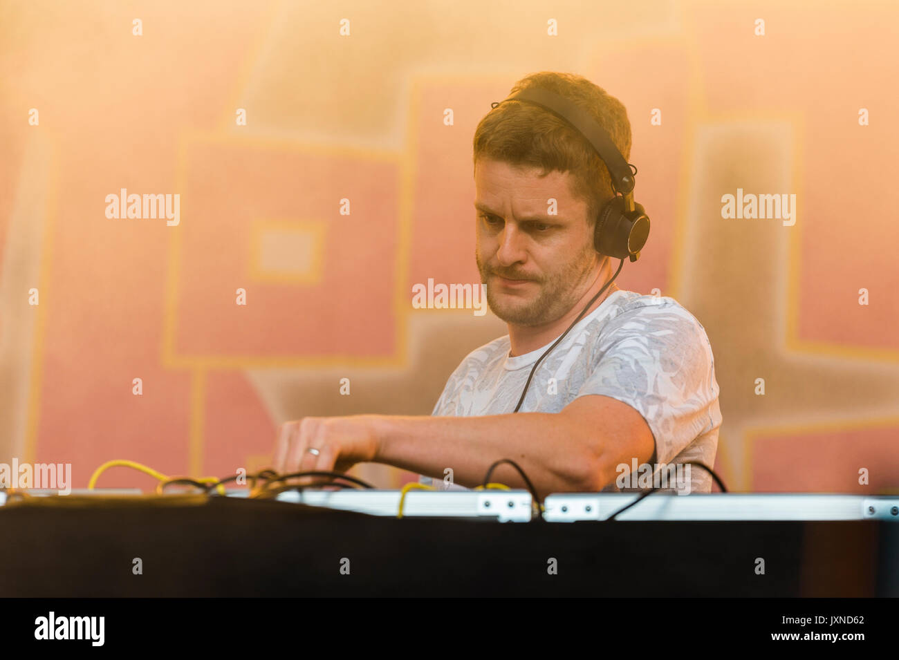 Famous disc jockey hi-res stock photography and images - Alamy