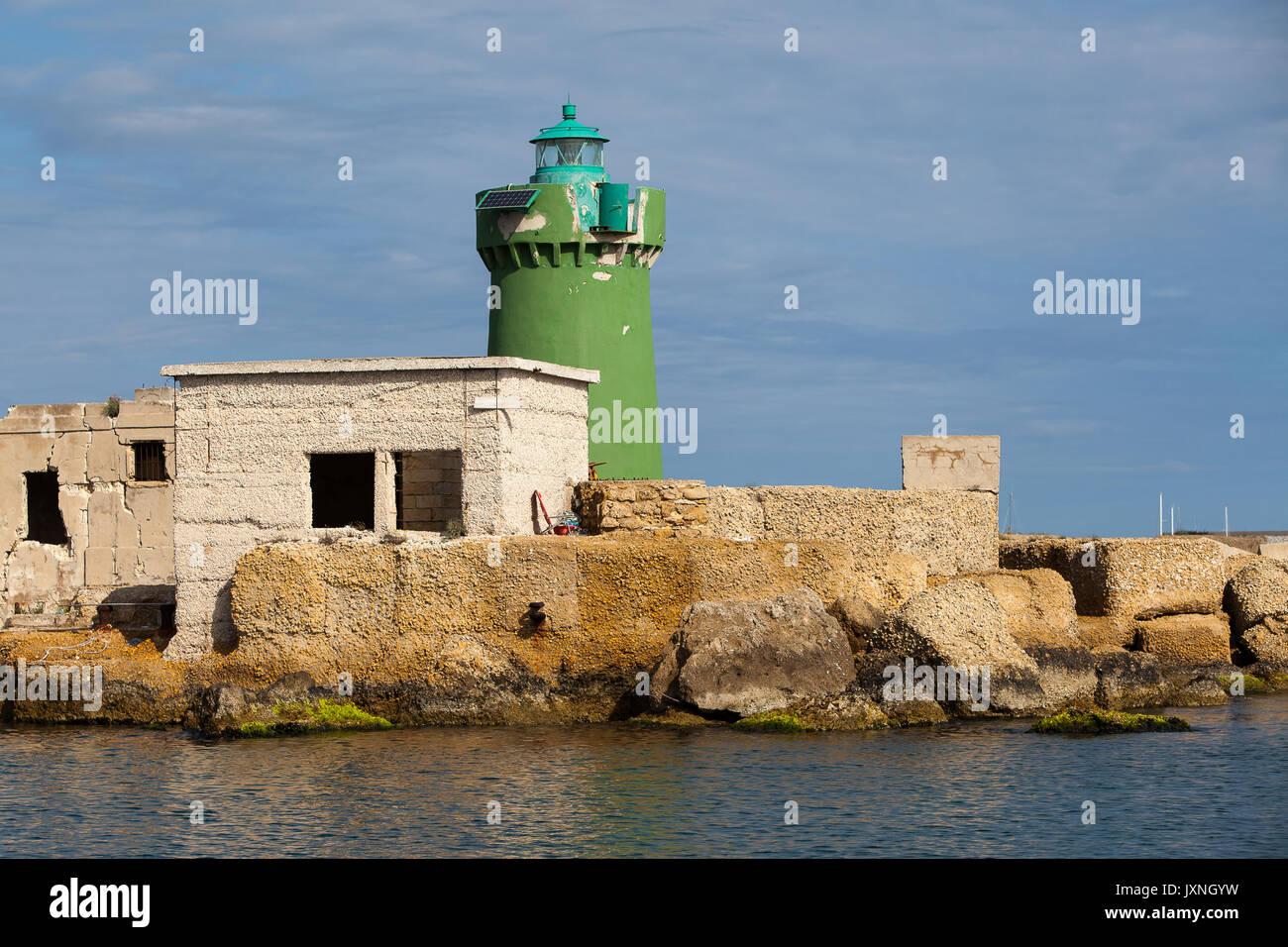 Green lighthouse at the entrance to the harbour Stock Photo - Alamy