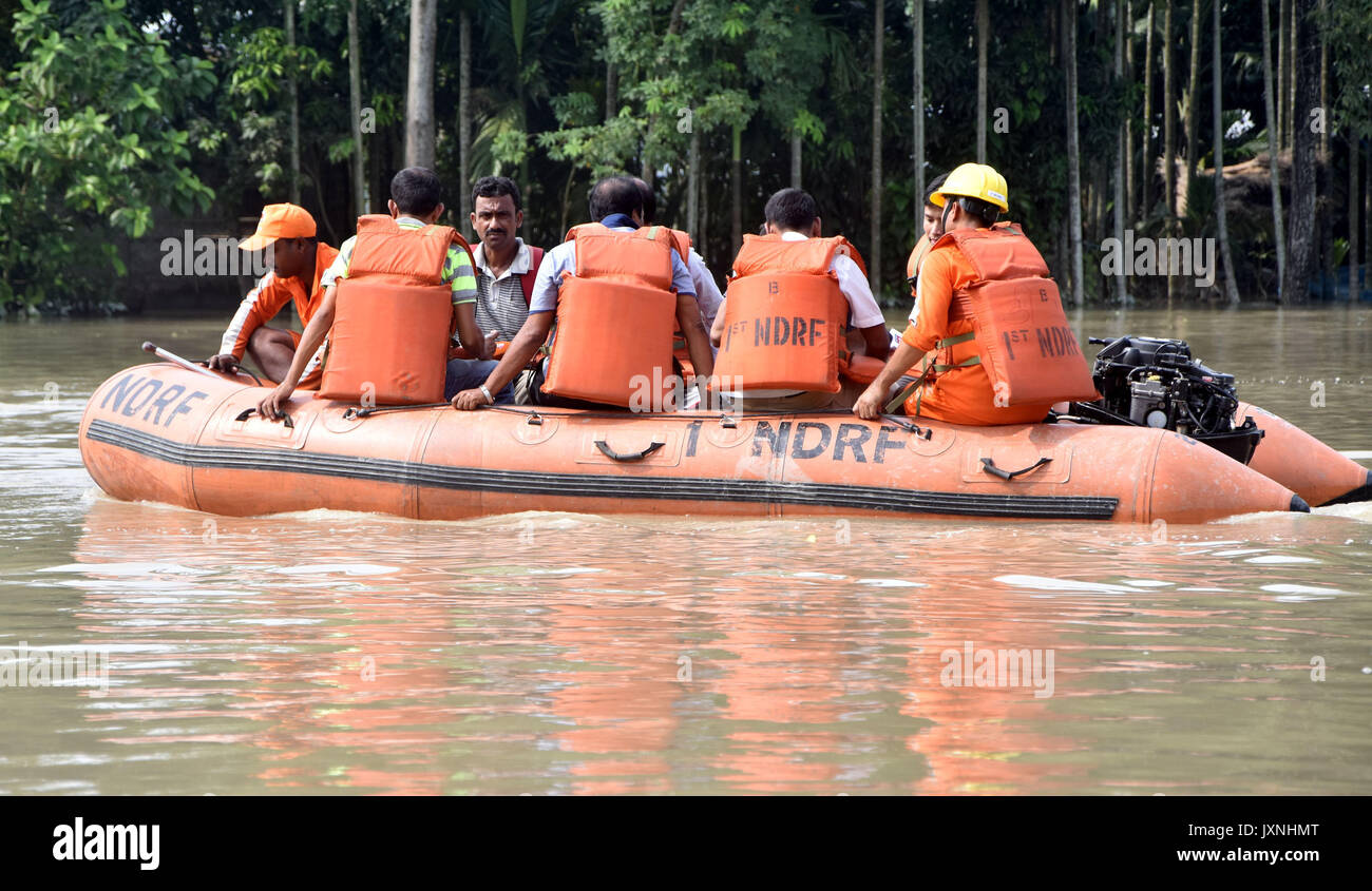 Soldiers rescuing people flood hi-res stock photography and images - Alamy