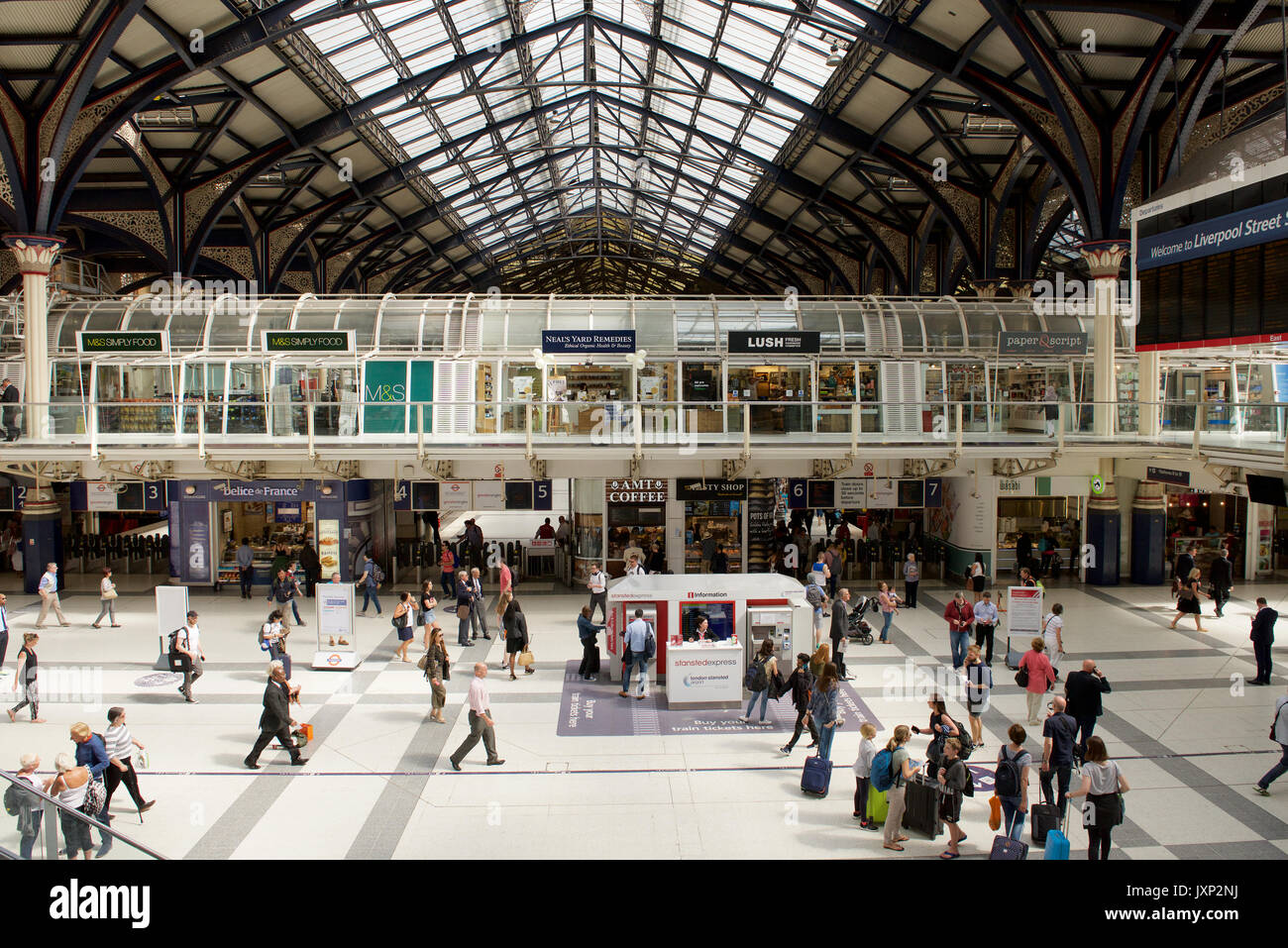The concourse at London Liverpool Street railway station Stock Photo ...