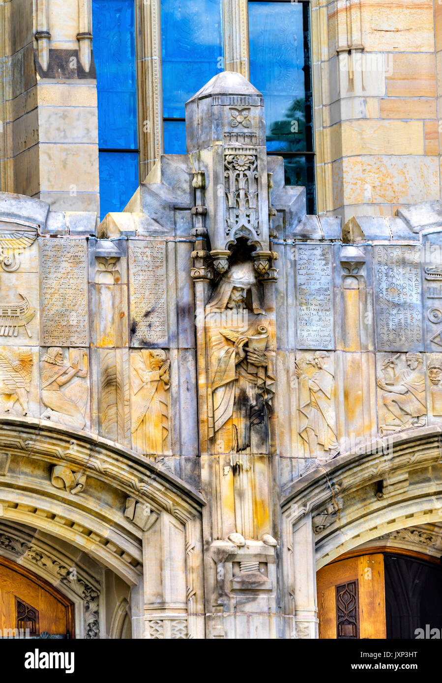 Statue Sculptuee Door Yale University Sterling Memorial Library Statue ...