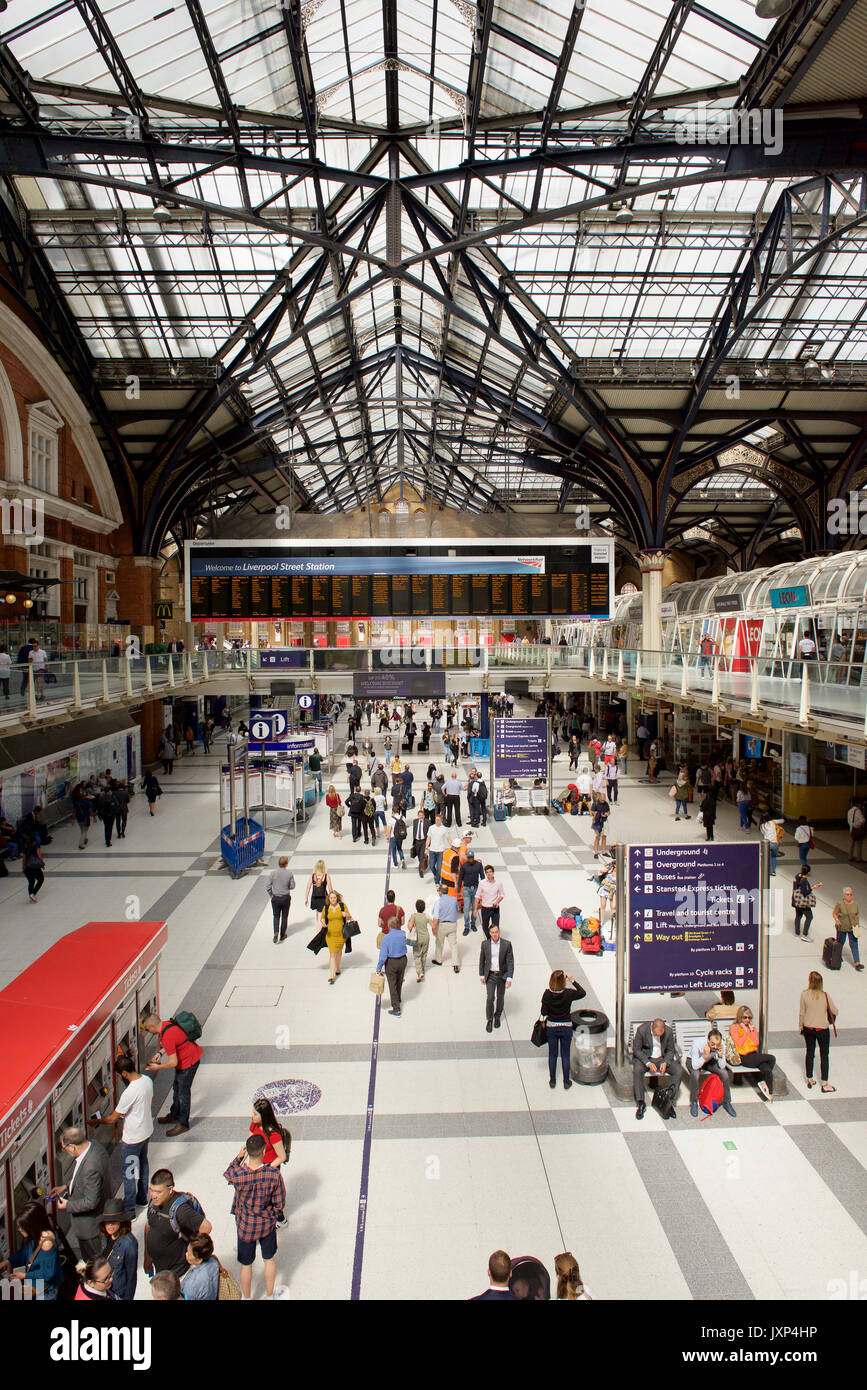 The concourse at London Liverpool Street railway station Stock Photo ...
