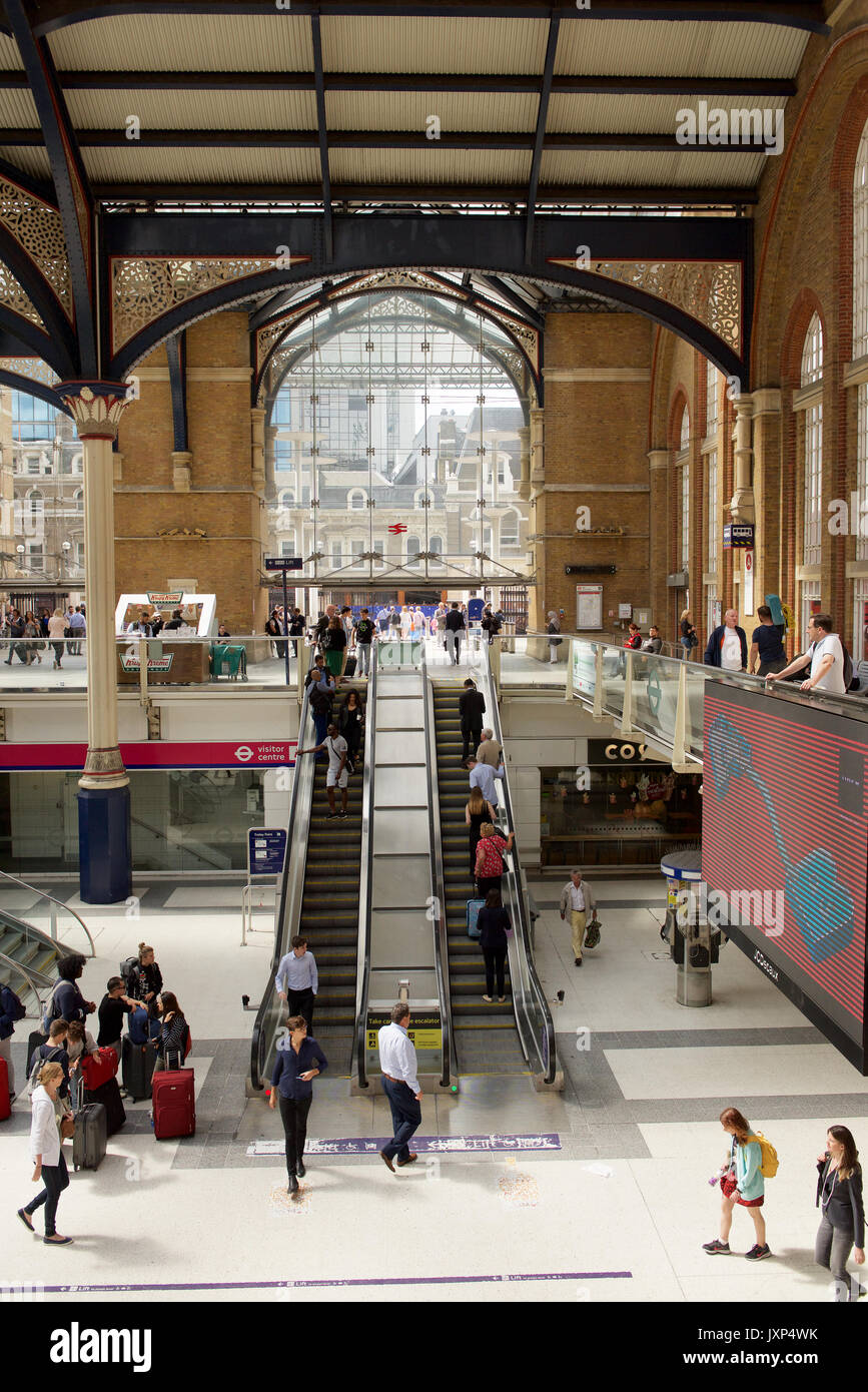 The concourse at London Liverpool Street railway station Stock Photo ...
