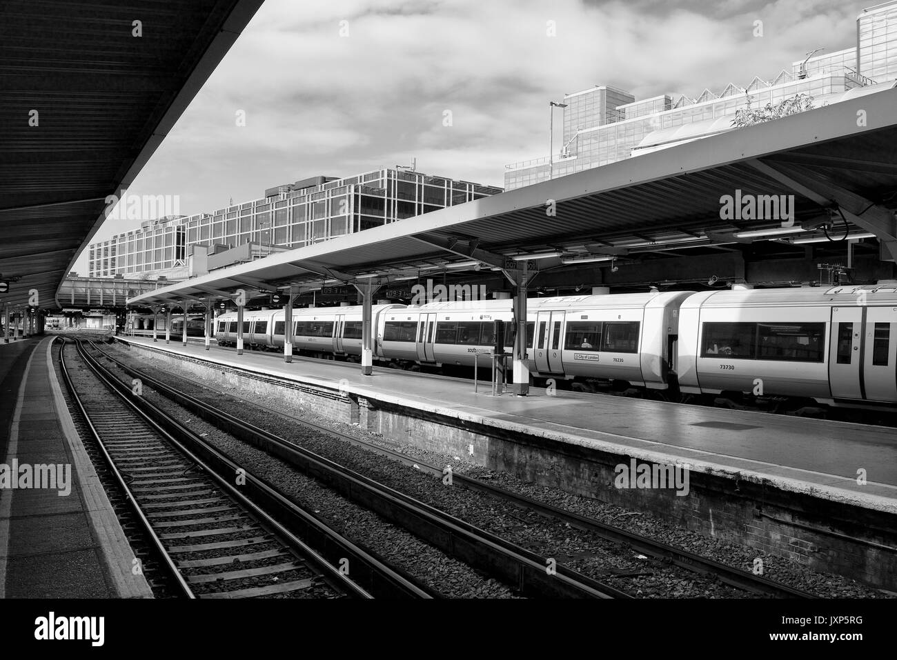 South Eastern Train at London Victoria railway station Stock Photo - Alamy