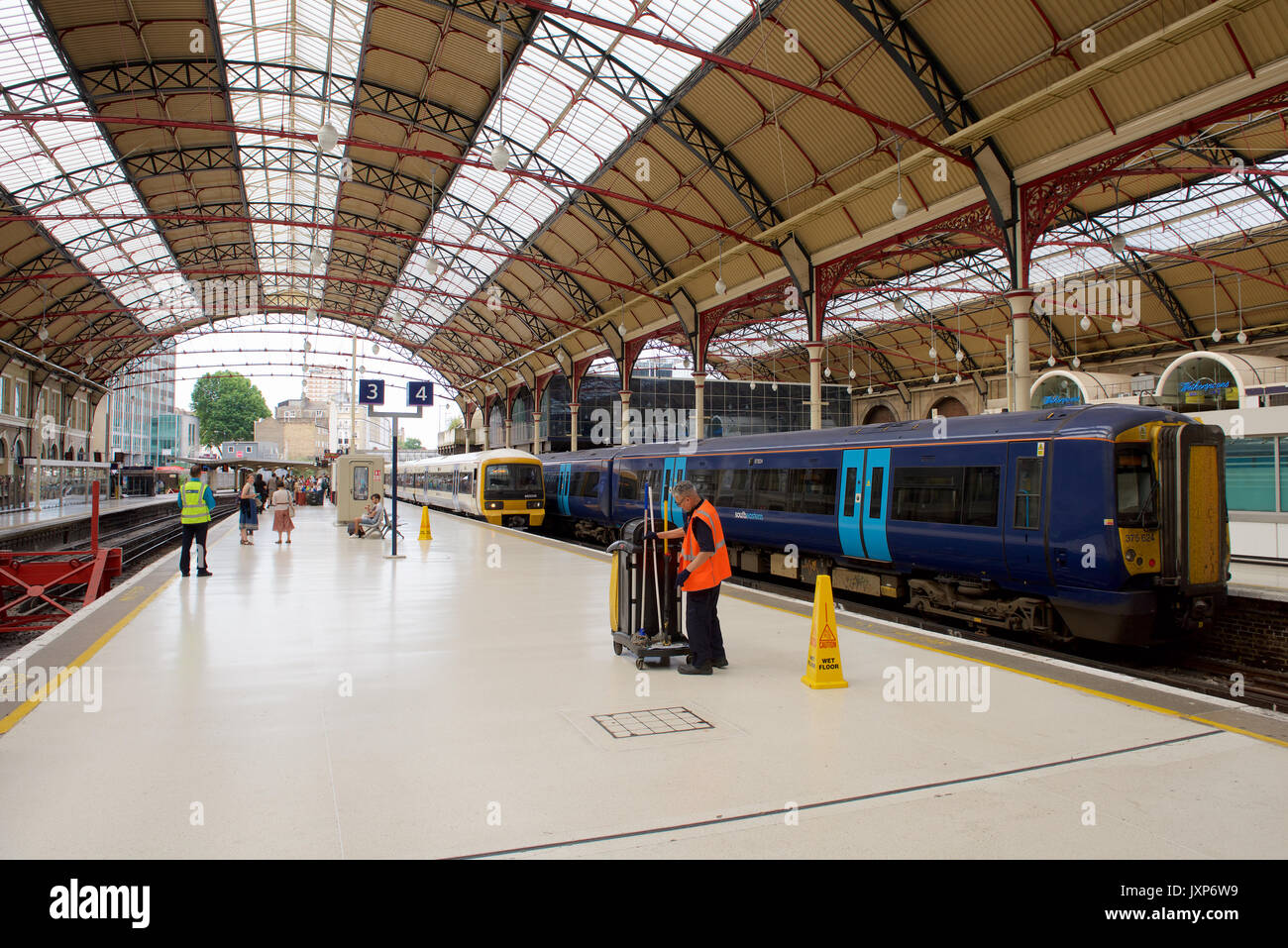 Train arriving at London Victoria railway station Stock Photo - Alamy