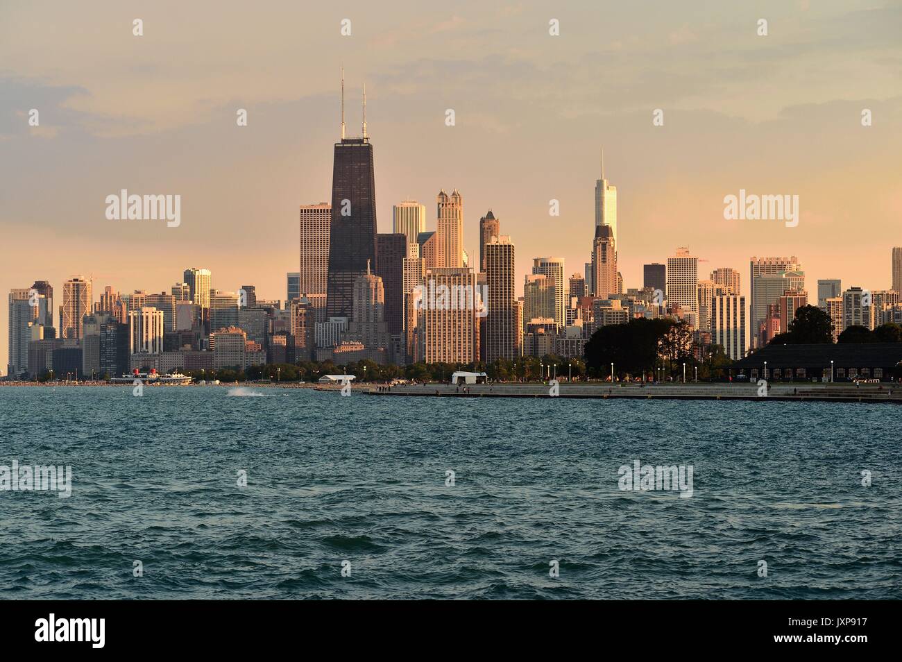 Chicago skyline sunset hi-res stock photography and images - Alamy
