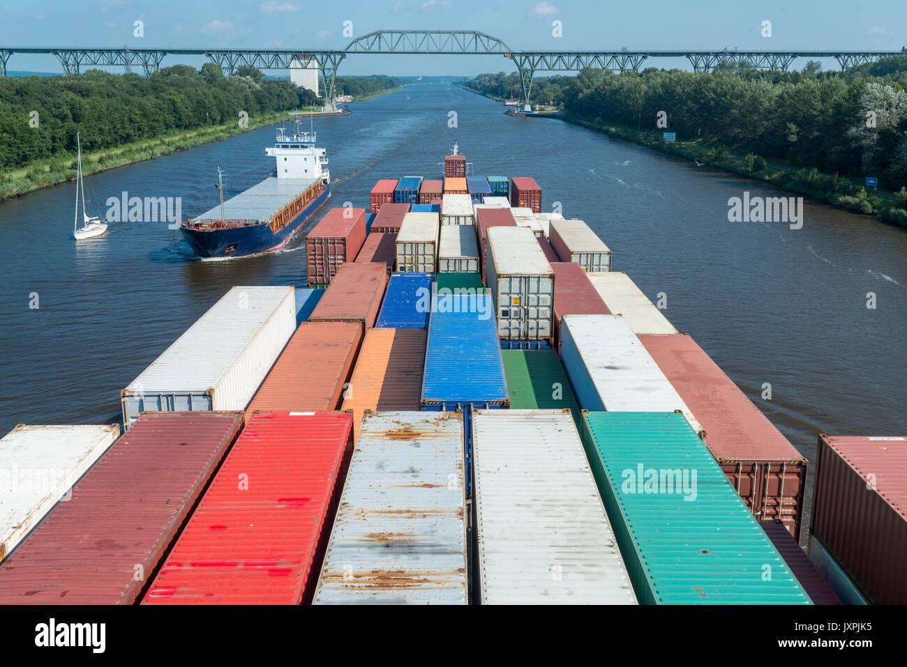 Containerschiff auf dem Nord-Ostsee-Kanal bei Hochdonn, Deutschland Stock Photo - Alamy