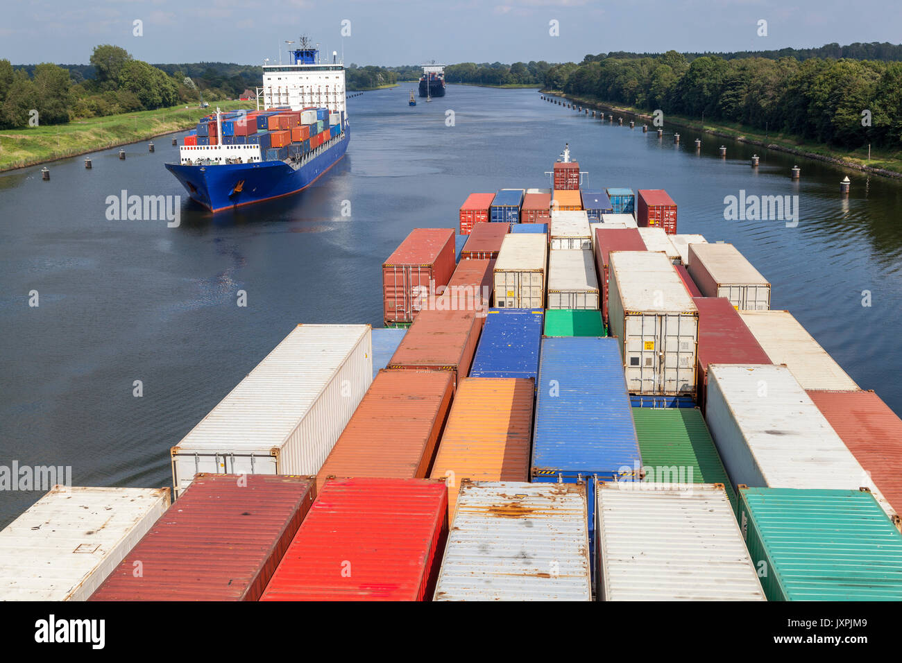 Containerschiff auf dem Nord-Ostsee-Kanal bei Hochdonn, Deutschland Stock Photo - Alamy