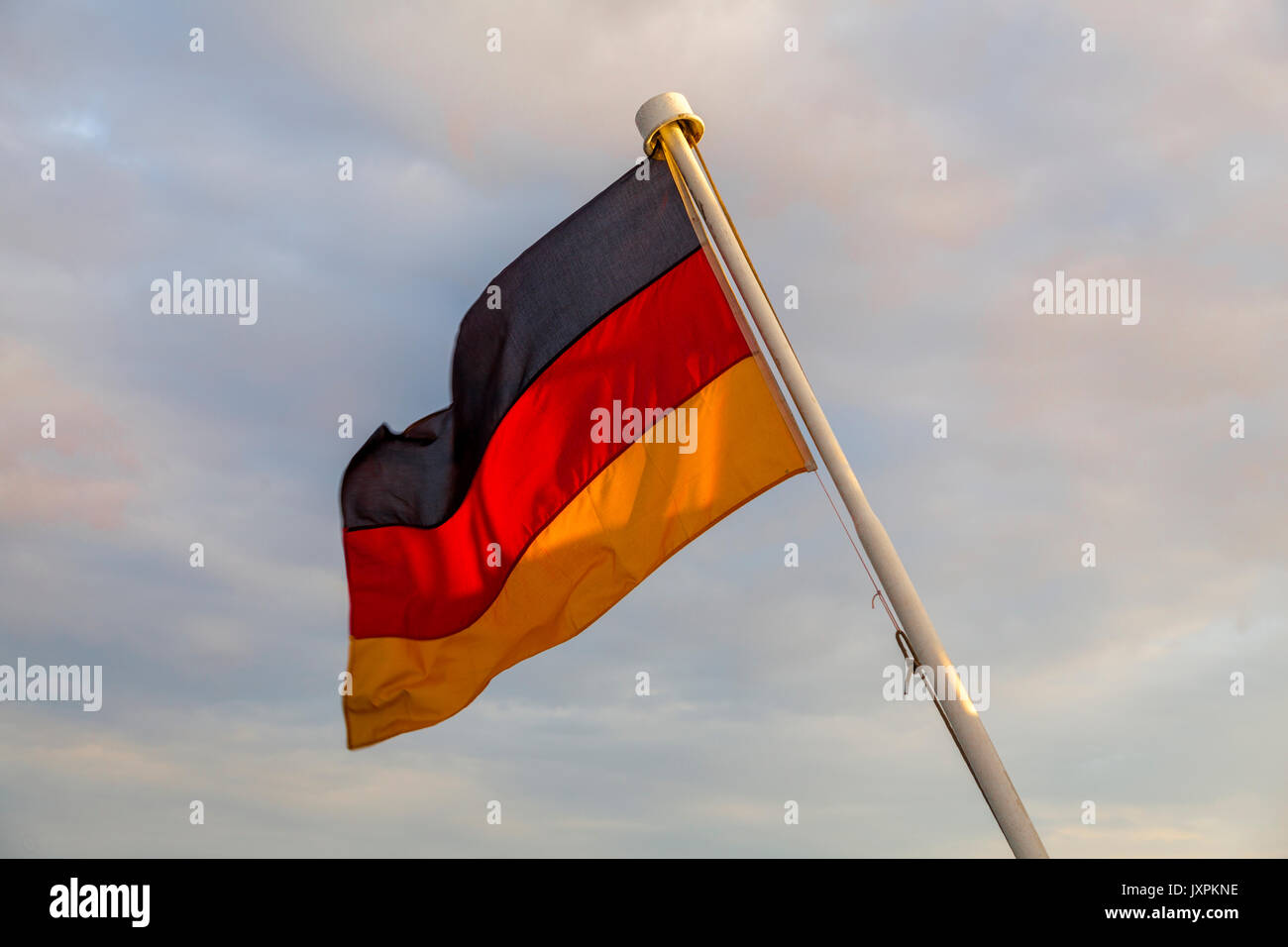Flagge an fahnenmast hi-res stock photography and images - Alamy