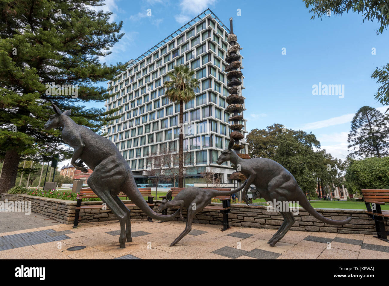 Kangaroo statue australia hi-res stock photography and images - Alamy