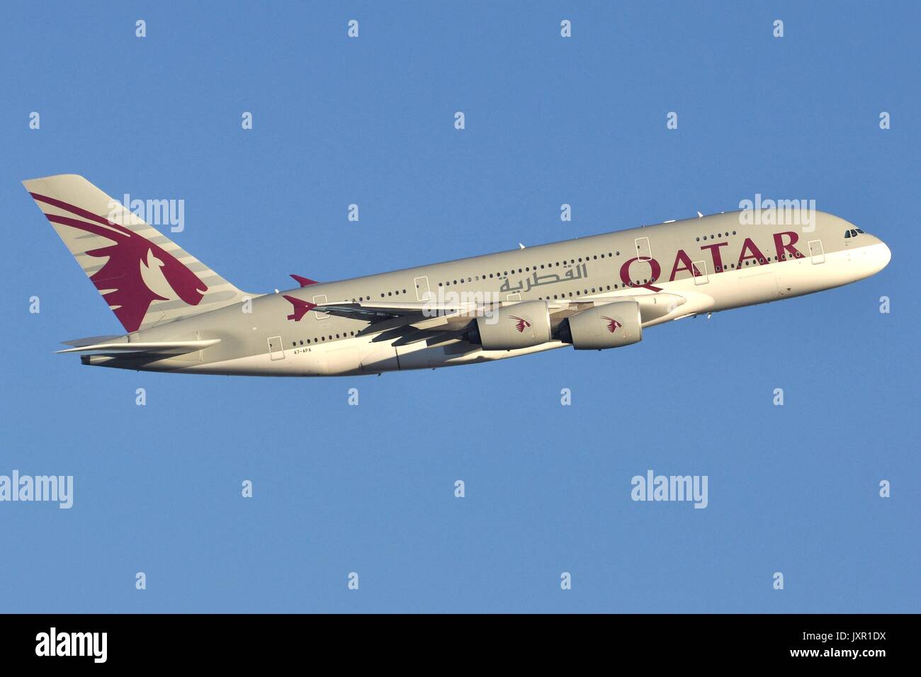 QATAR AIRWAYS AIRBUS A380-800 A7-APA Stock Photo - Alamy