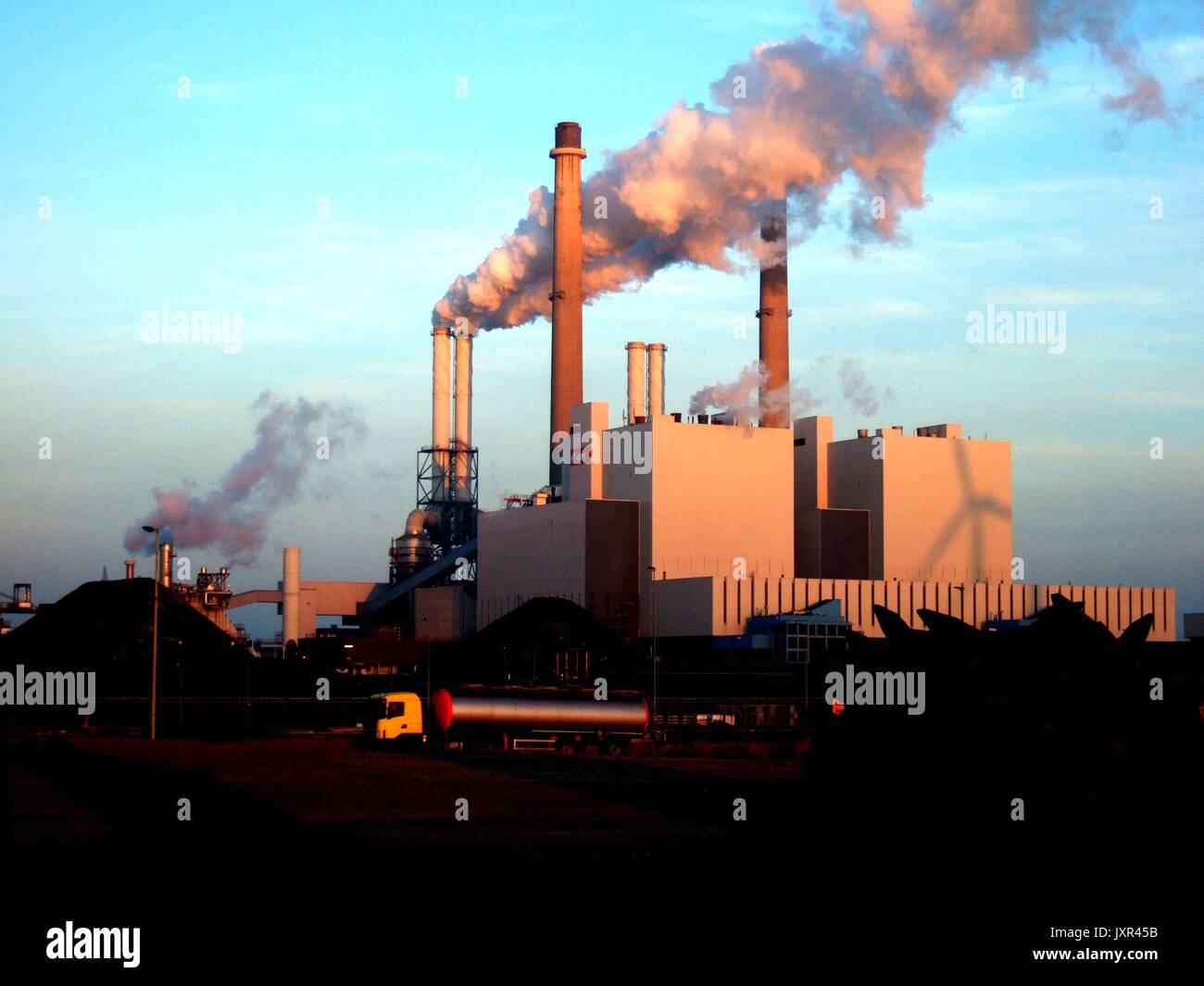 Natural gas plant and solar hi-res stock photography and images - Alamy