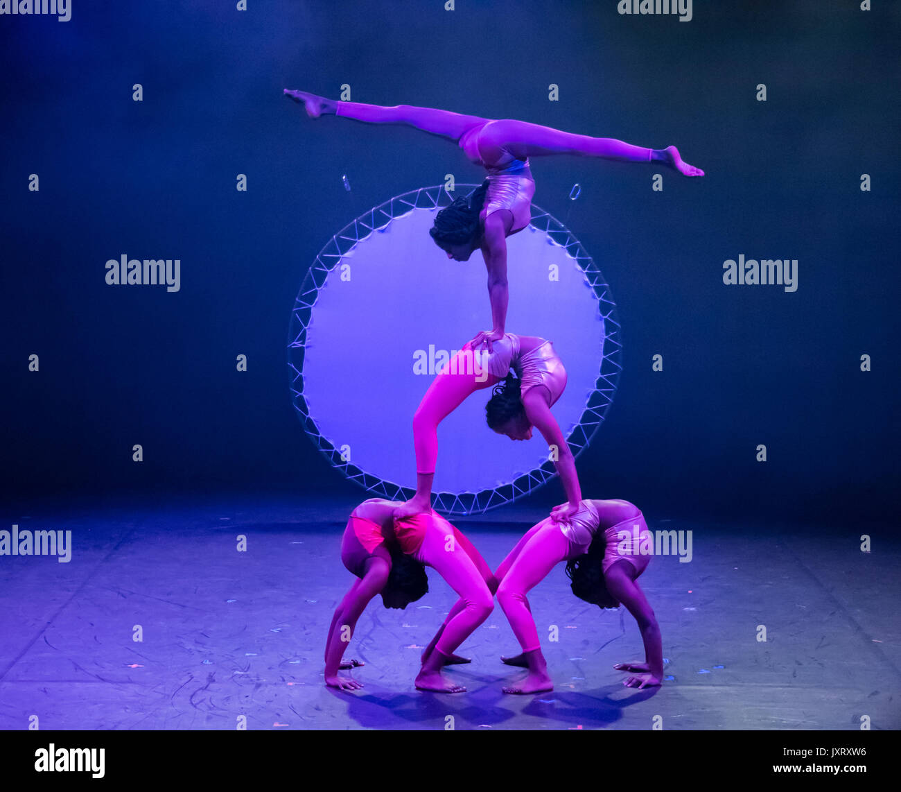 Contortionists hi-res stock photography and images - Alamy