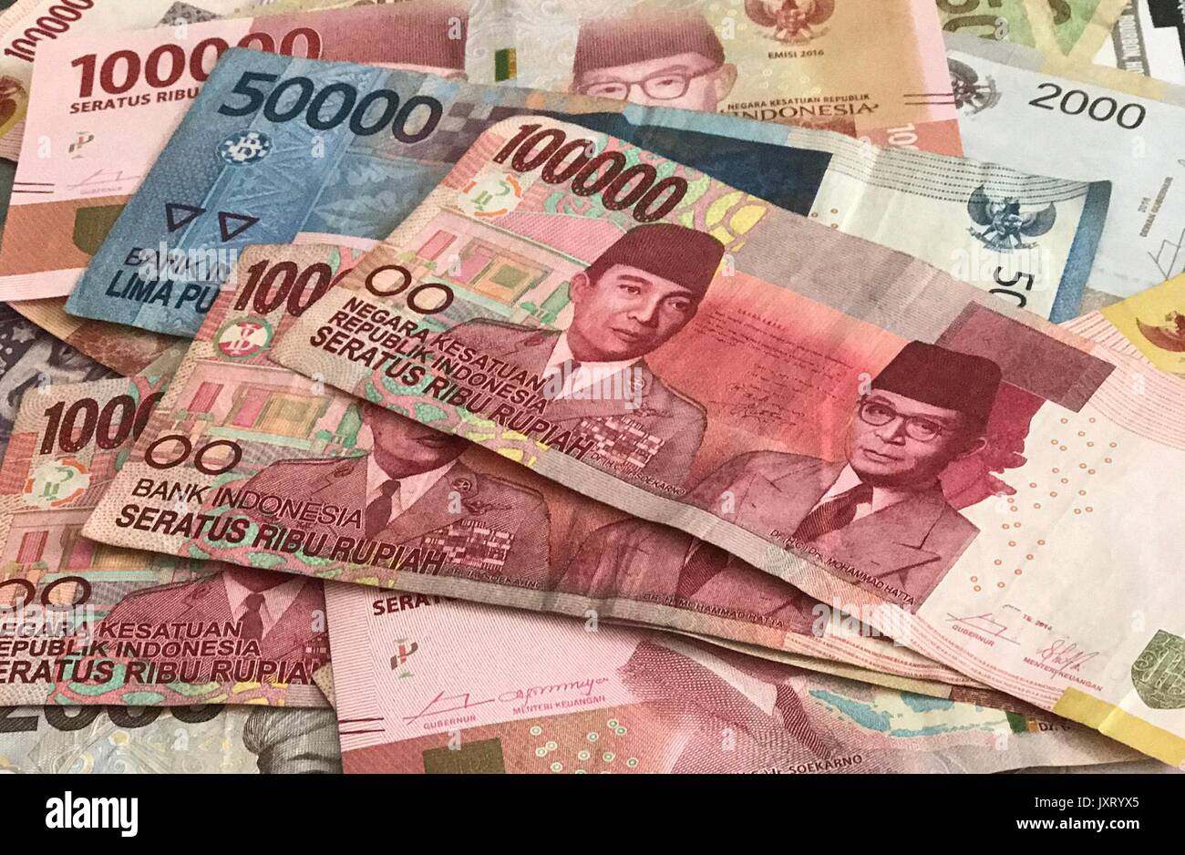 Jakarta, Indonesia. 15th Aug, 2017. Picture of bills of Indonesian ...