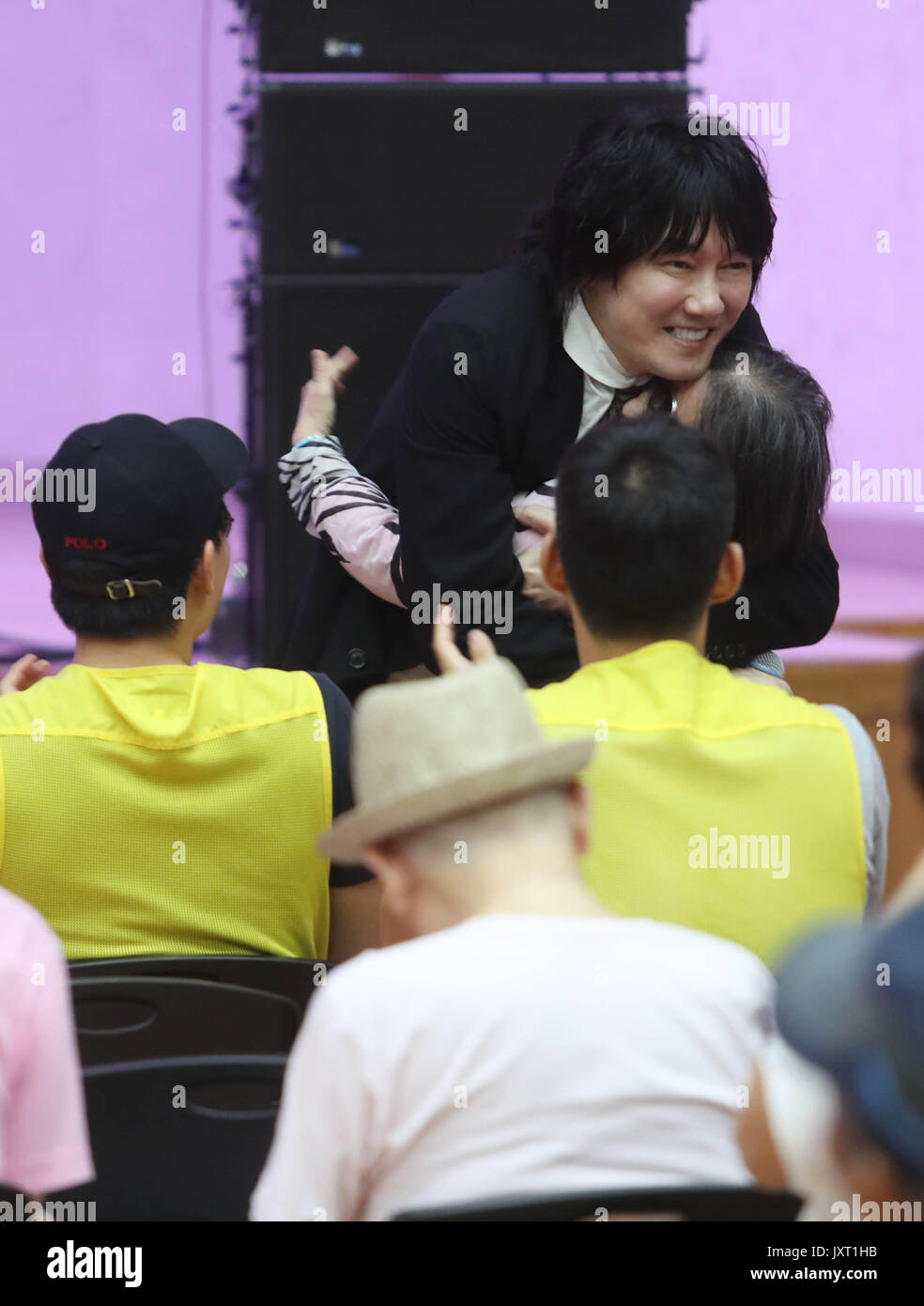 Singer Kim Jang-hoon with lepers Singer Kim Jang-hoon embraces a ...