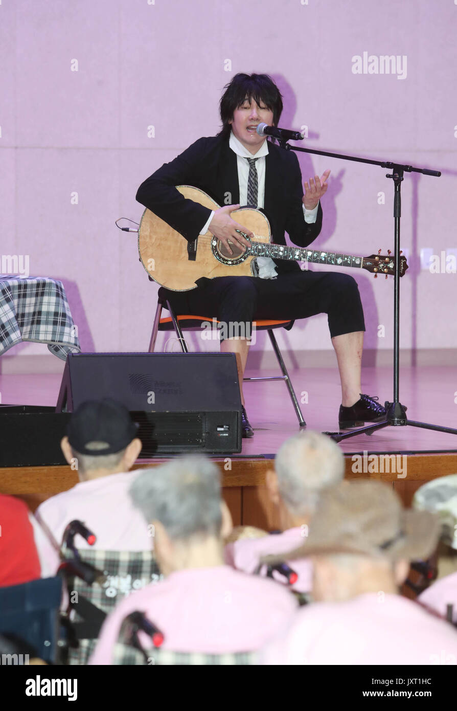 Singer Kim Jang-hoon with lepers Singer Kim Jang-hoon performs during a ...