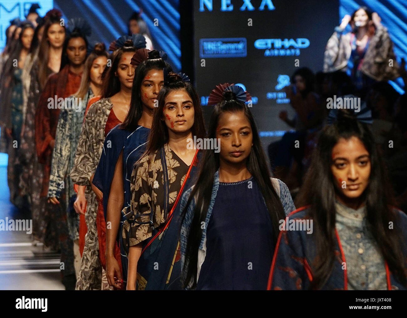 Models rampwalk hi-res stock photography and images - Alamy